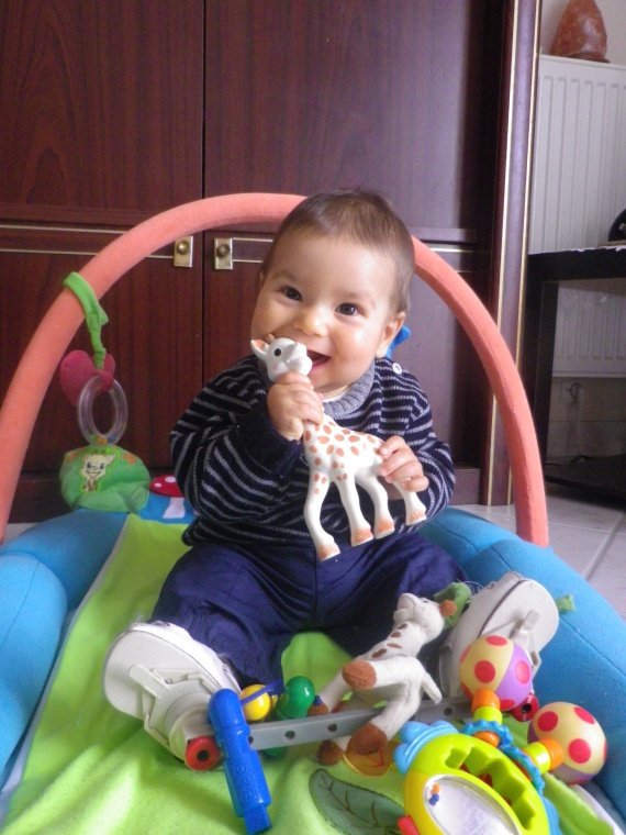 Concours photo n°16 : bébé joue RESULTATS