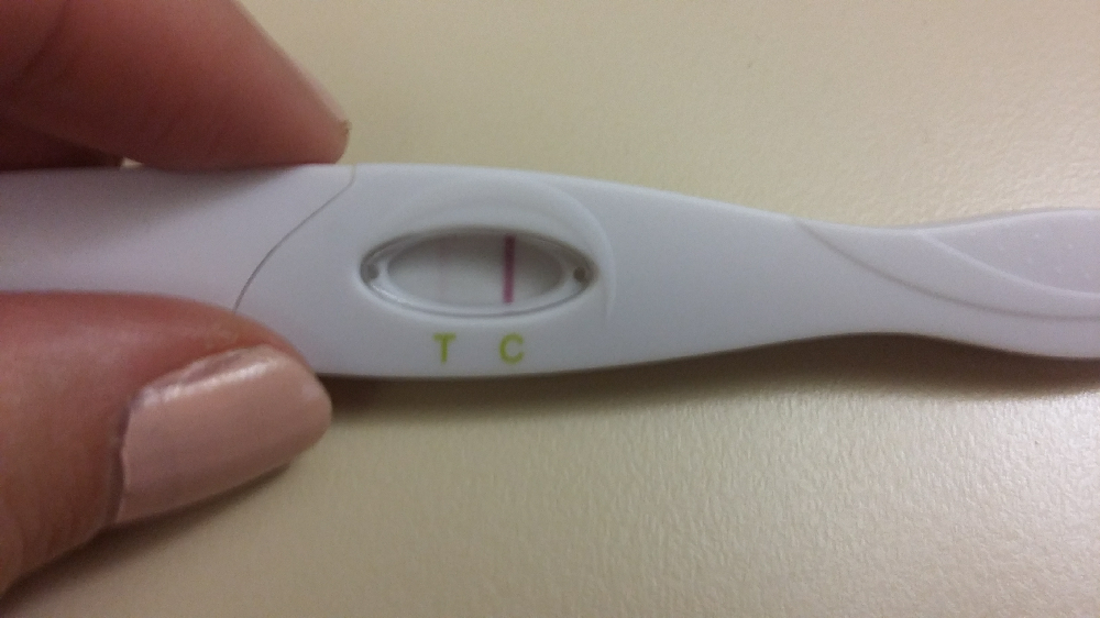 Test de grossesse positif et règles - Tests et symptômes de grossesse ...